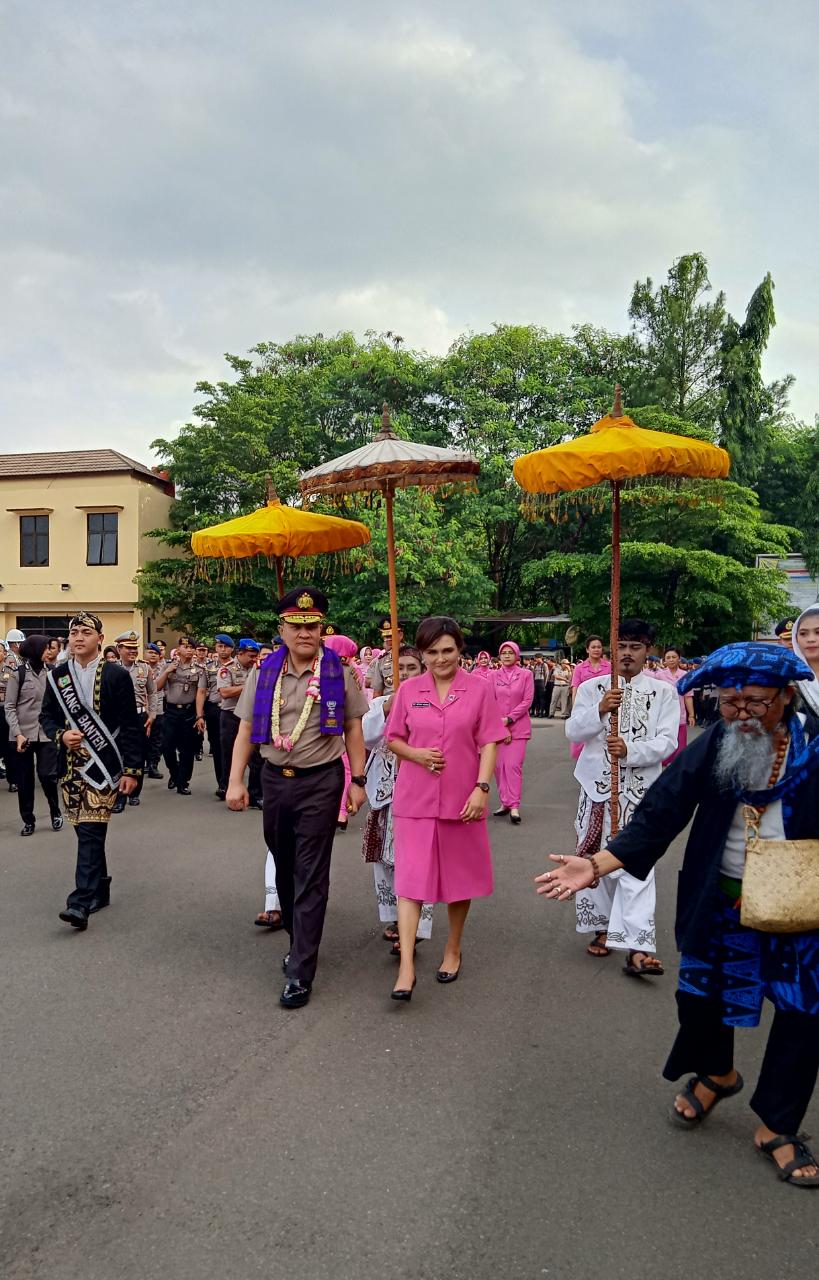 Pengalungan Bunga dan Tarian Tradisi Banten, sambut kedatangan Kapolda ...